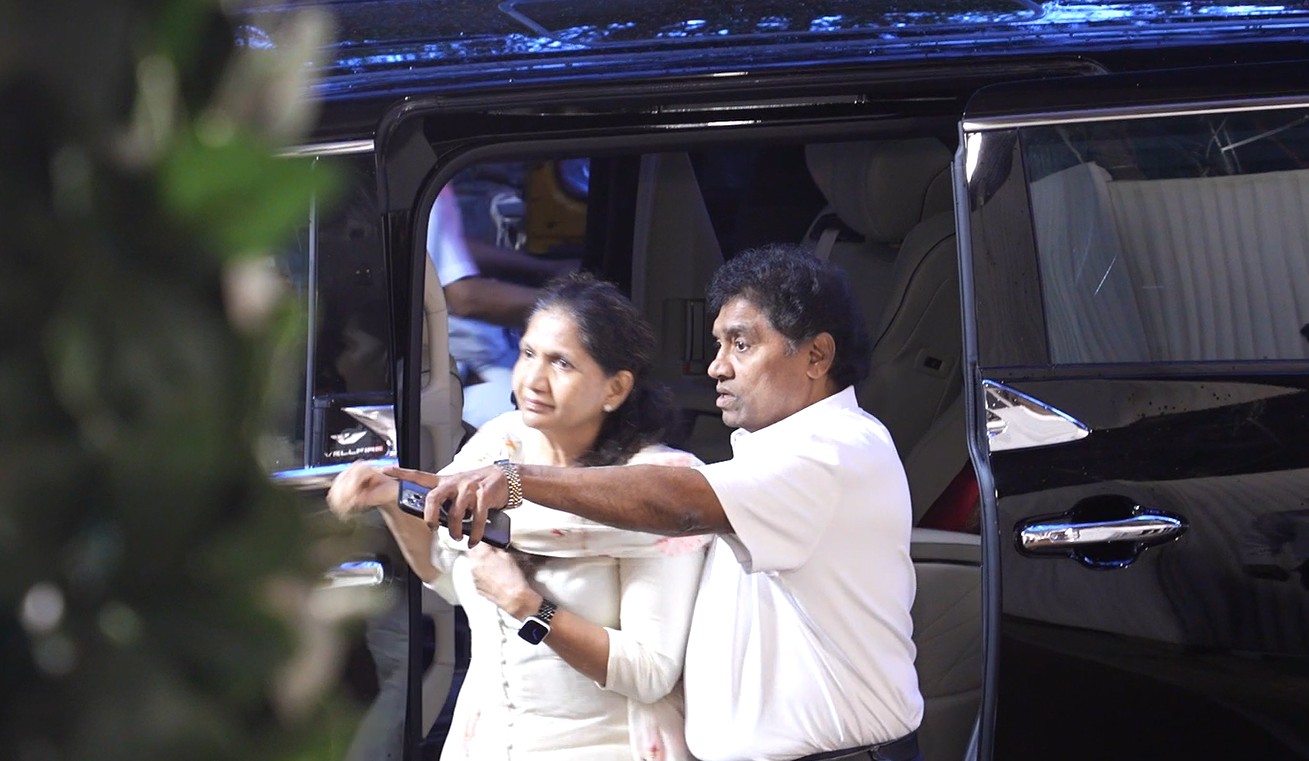 Shatrughan Sinha, Poonam Dhillon, Raza Murad, others attend prayer meet of Satish Shah - Desi ...